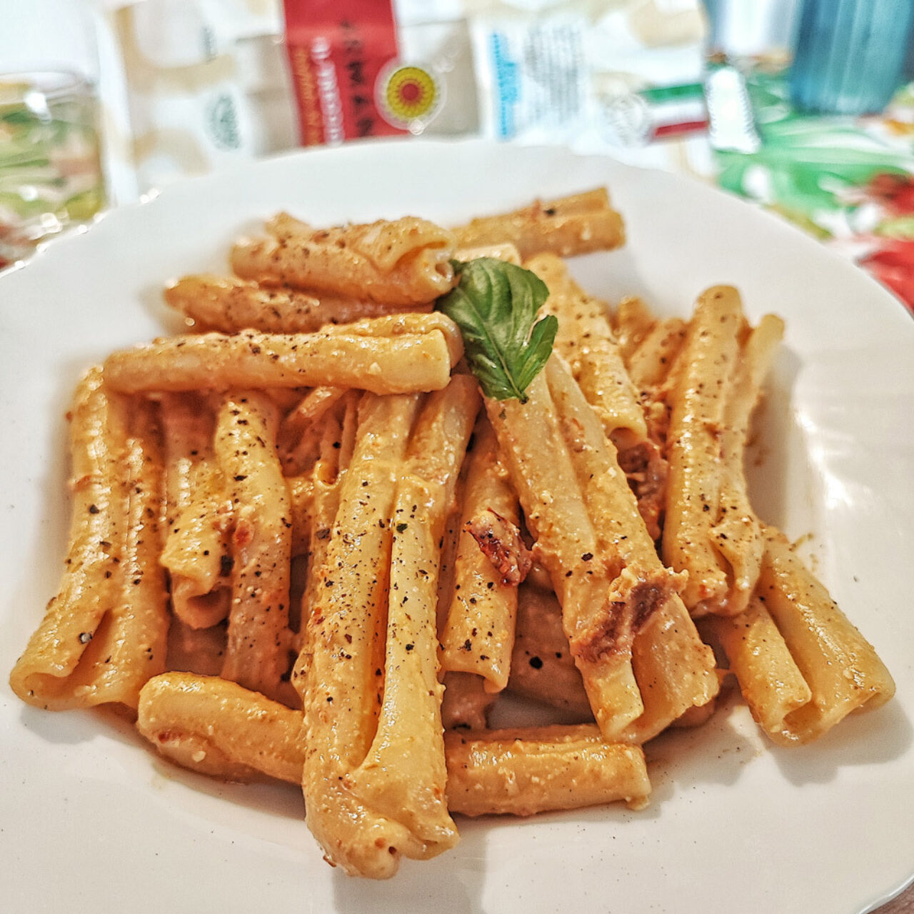 Treccione con pesto di pomodori secchi - Piatti Tipici